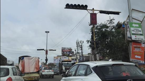 Non-functional traffic signals, incomplete roads work irk Wagholi ...