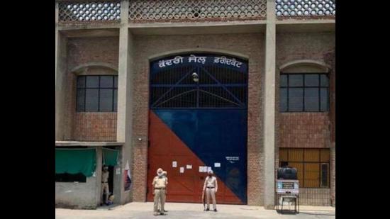 Six Punjab Police personnel booked after two prisoners escape ...
