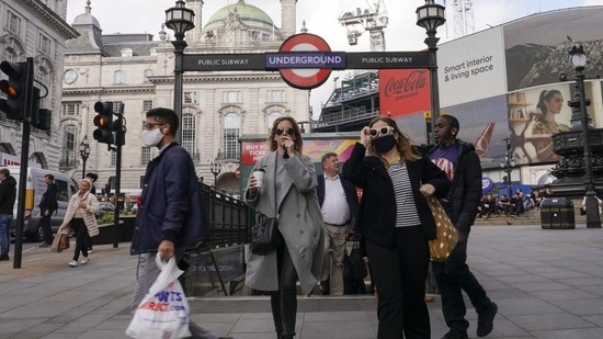 Covid-19: UK's daily count crosses 50,000 again, Boris govt says no to ...