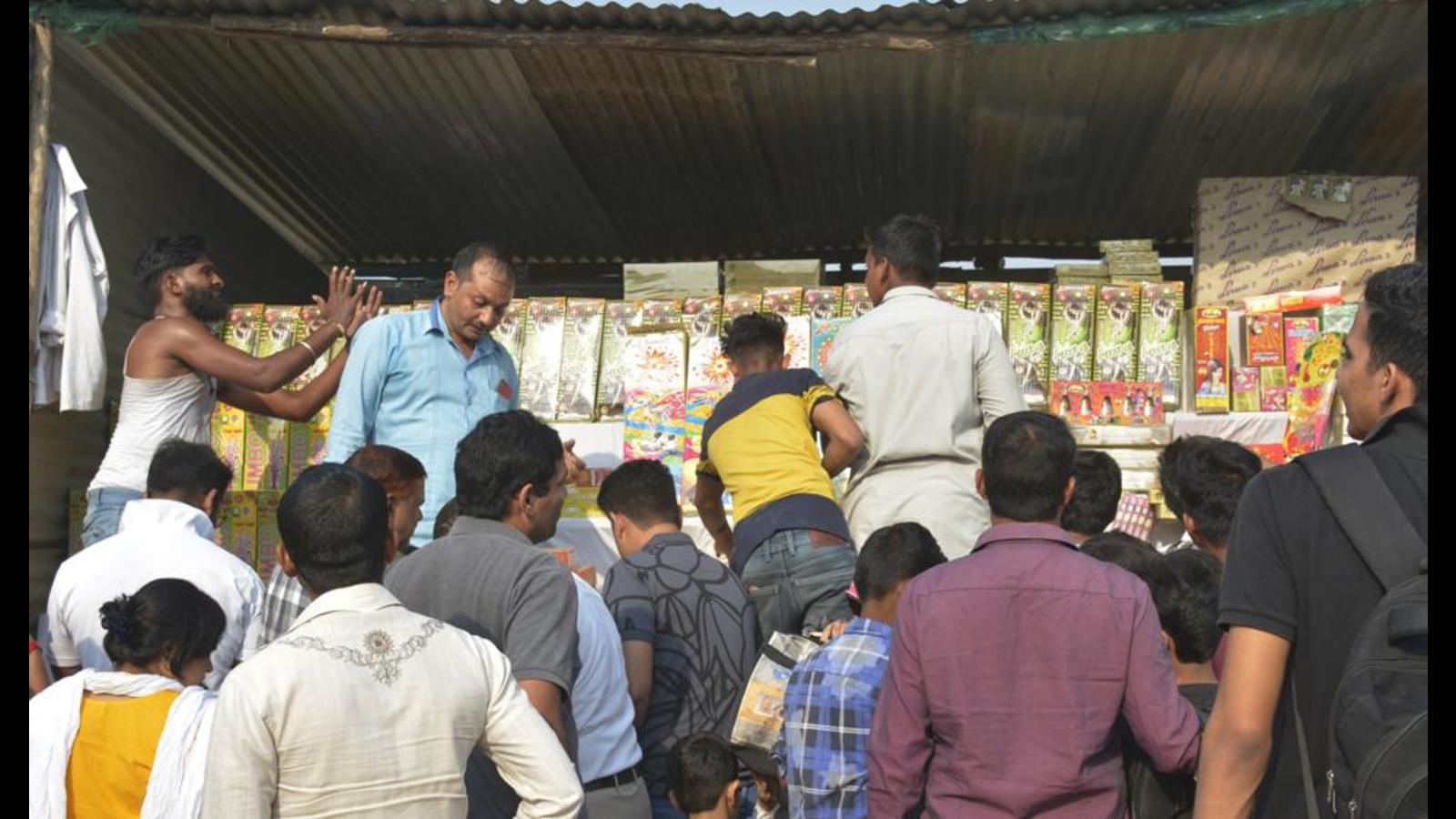 Ghaziabad traders in fix over cracker licence delay - Hindustan Times