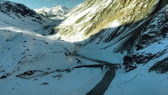 Snowfall sets foot in Himachal, Uttarakhand; North India braces for ...