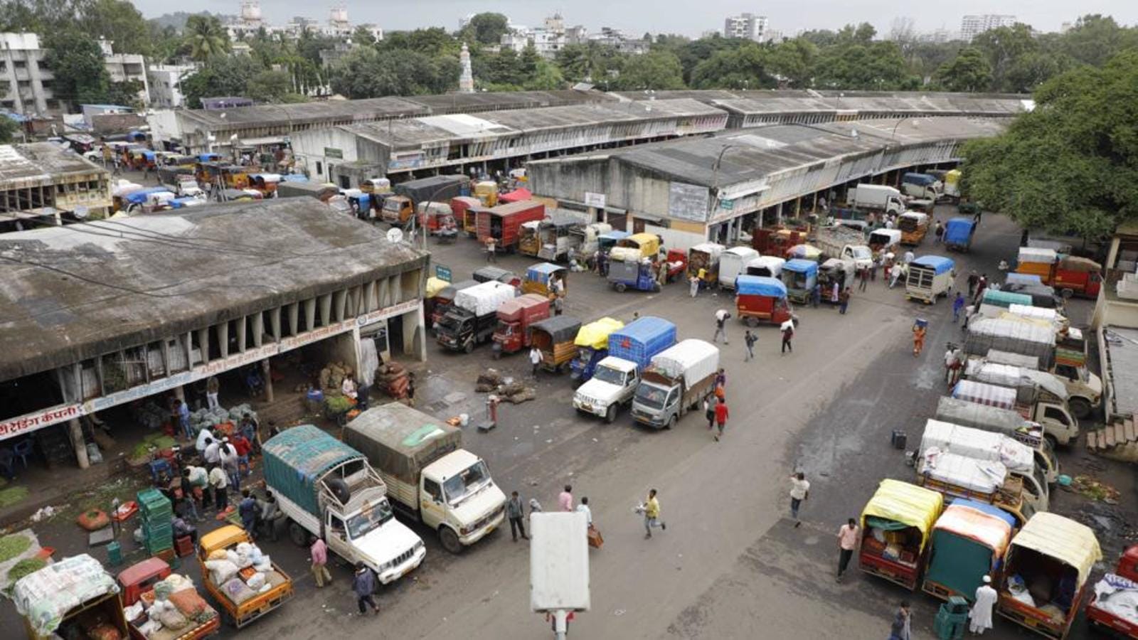 APMC rolls back hike in parking charges at Market Yard in Pune ...