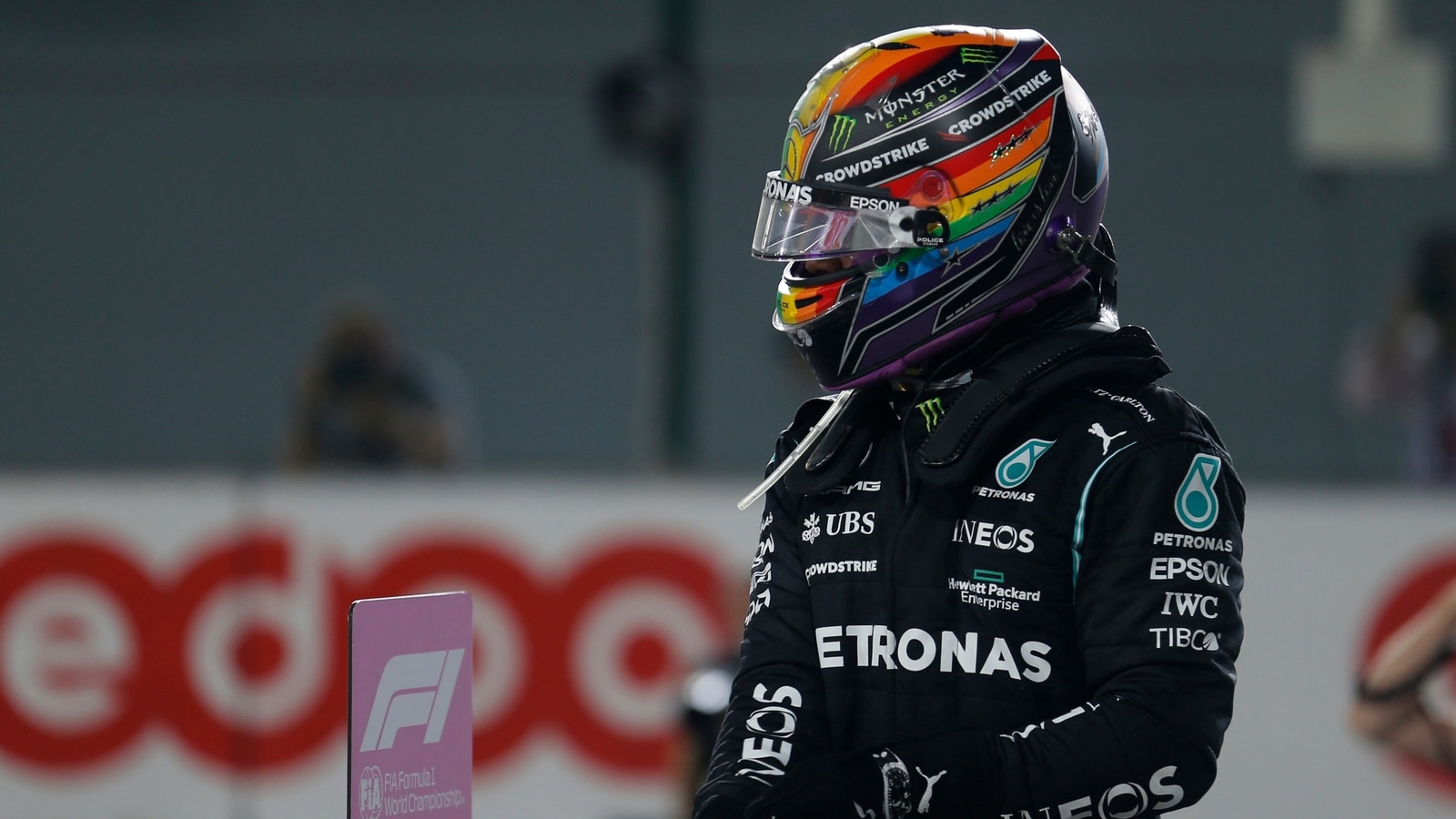 Lewis Hamilton wins in Qatar Grand Prix, slices into Max Verstappen ...