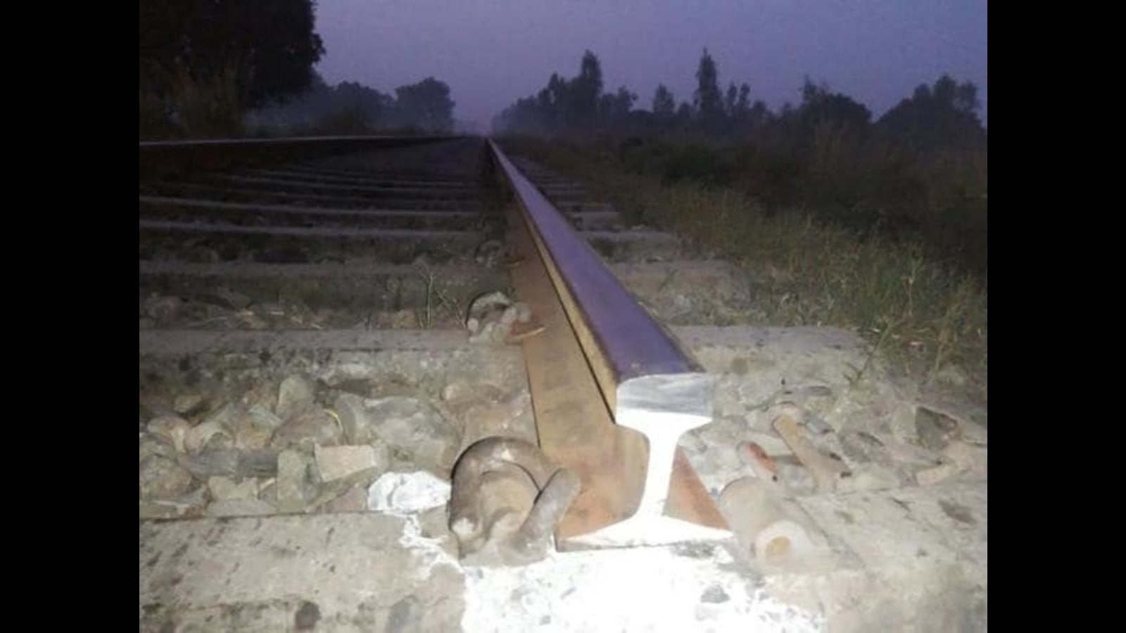 Major mishap averted due to alertness of railway keyman in Pratapgarh ...