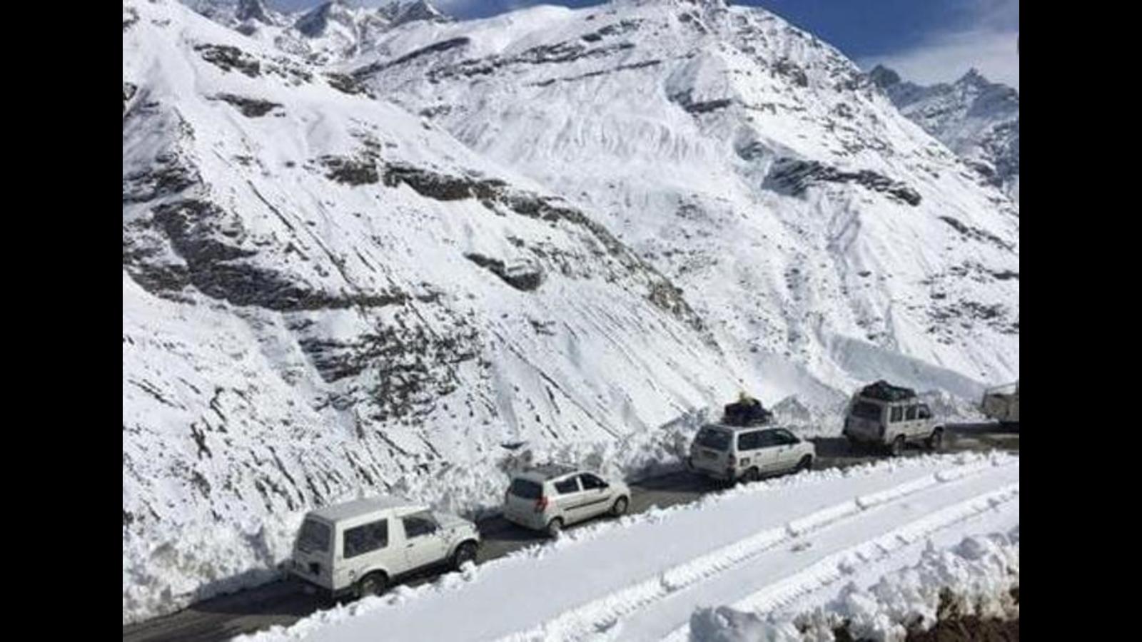 Rohtang Pass closed for tourists as frozen stretches make driving risky ...
