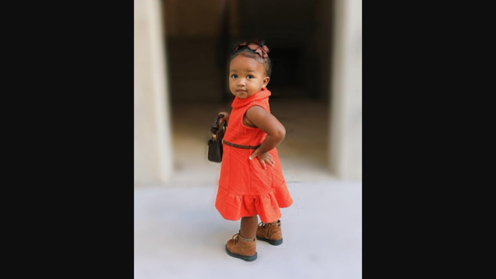 Mom posts photos of baby daughter with the purse she loves, Twitter ...