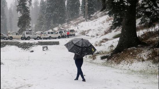Upper reaches of Kashmir receive snow, heavy rains lash plains ...
