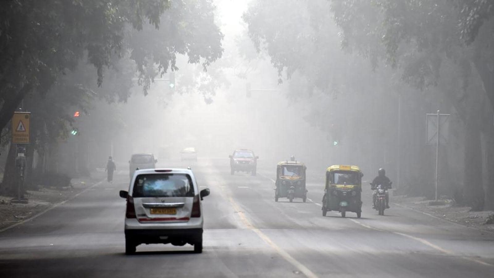 Delhi pollution: Despite light rain, air quality remains very poor ...