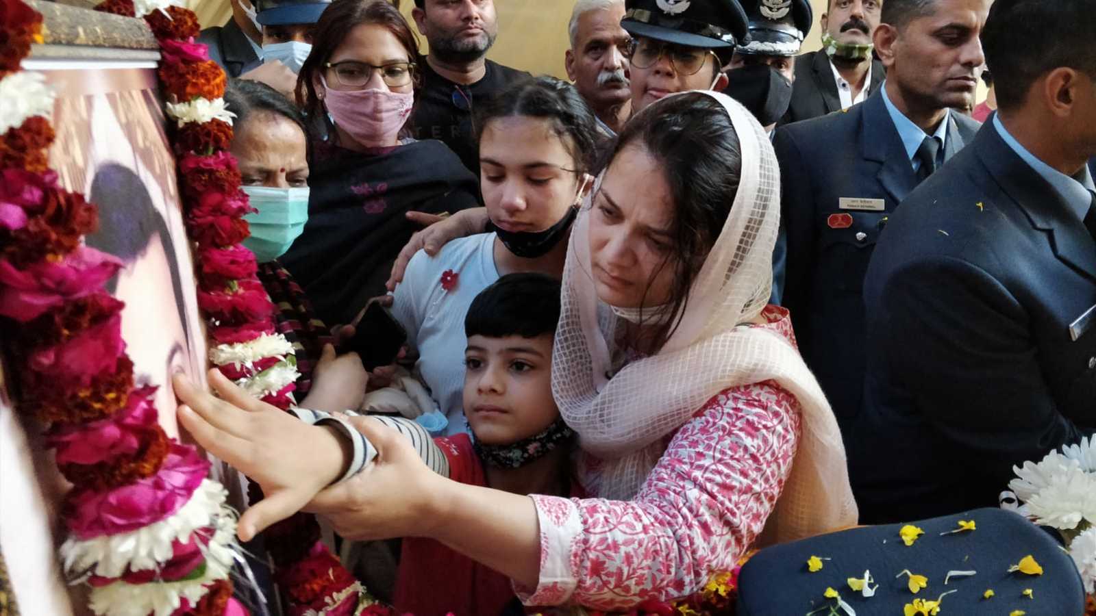 Wing Cdr Prithvi Singh cremated with full state honours in UP’s Agra ...