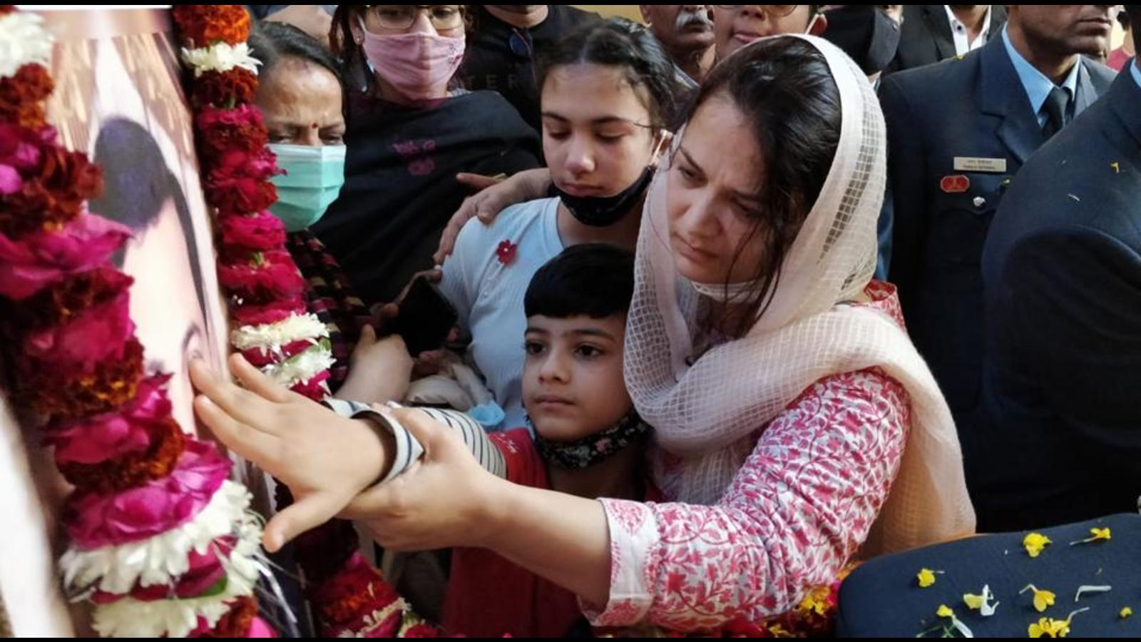 Wing Commander Prithvi Singh cremated with state honours in Agra ...