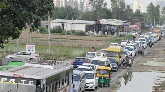PRTC employees’ protest in Kharar: Commuters stuck in traffic jam for ...