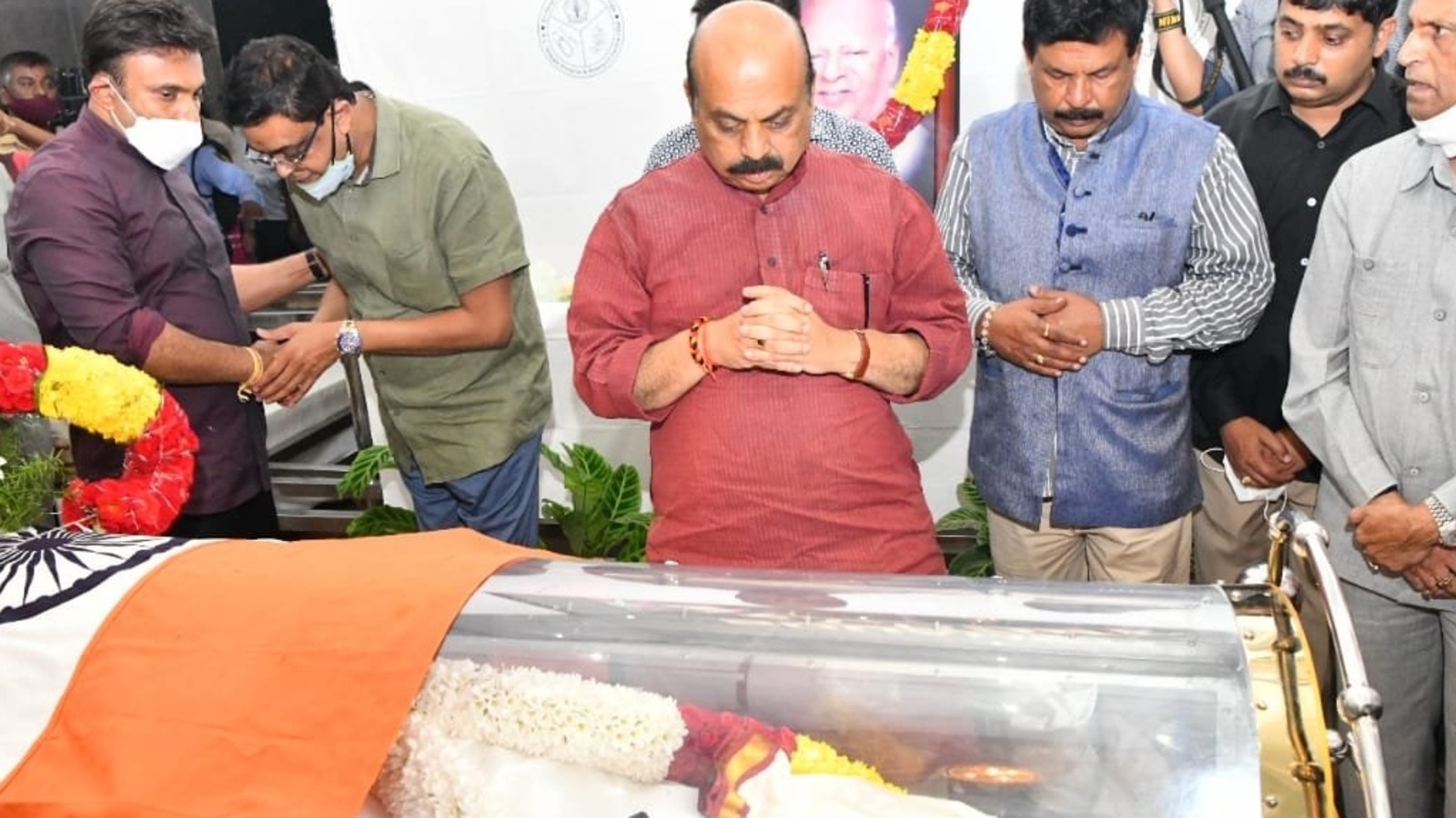 Karnataka CM Bommai pays last respects to former Union minister RL ...