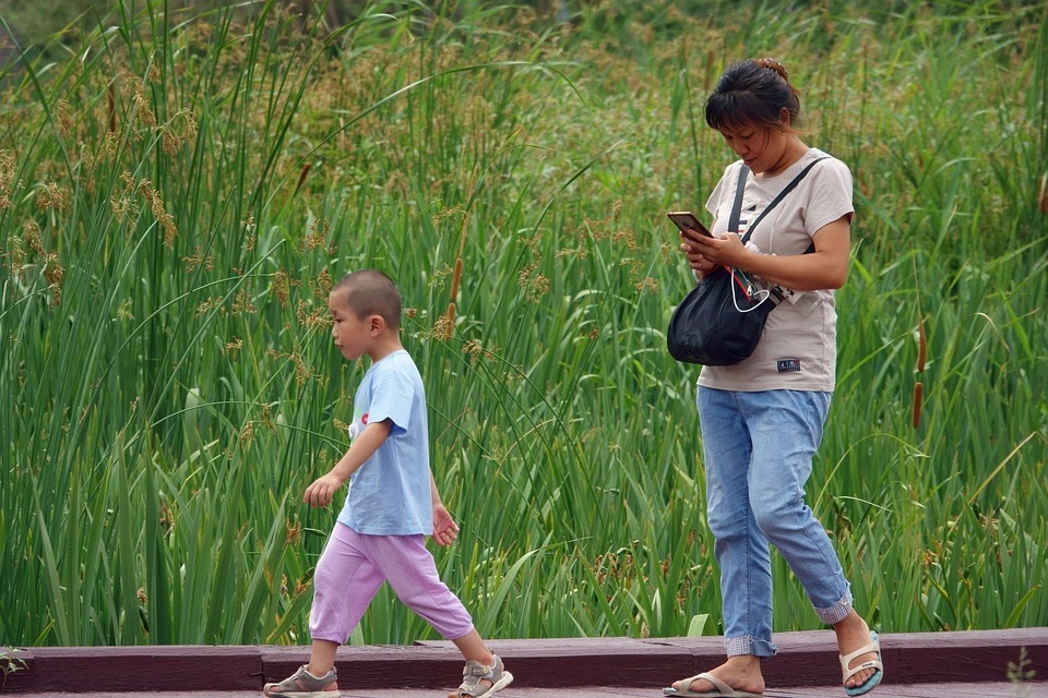 Extensive smartphone use by parents might damage toddler's development ...