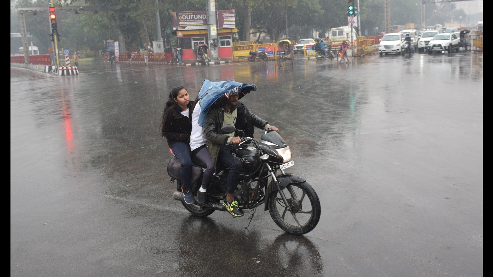 Met forecasts more rain, drop in temperature across UP - Hindustan Times