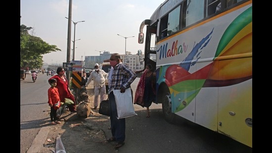 Boarding vehicles on highway put passengers to risk | Hindustan Times
