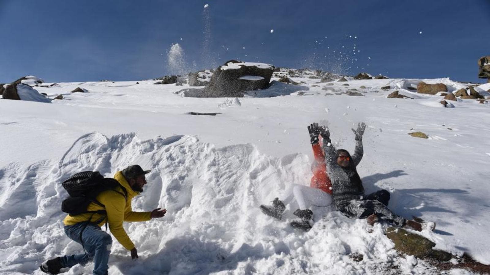 MeT predicts widespread snowfall, rain in Jammu and Kashmir | Hindustan ...