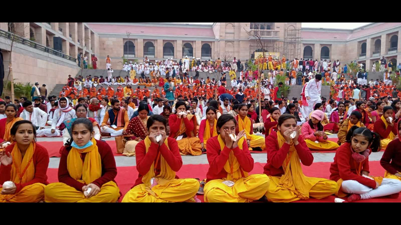 Varanasi’s KV Corridor reverberates with sound of 1051 conch shells ...