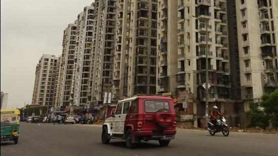 Residents meet Noida authority officials to discuss all ‘pending ...