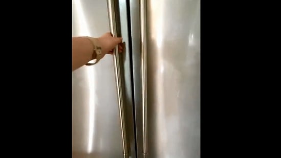 Cat does this whenever it hears the sound of fridge opening. Watch ...