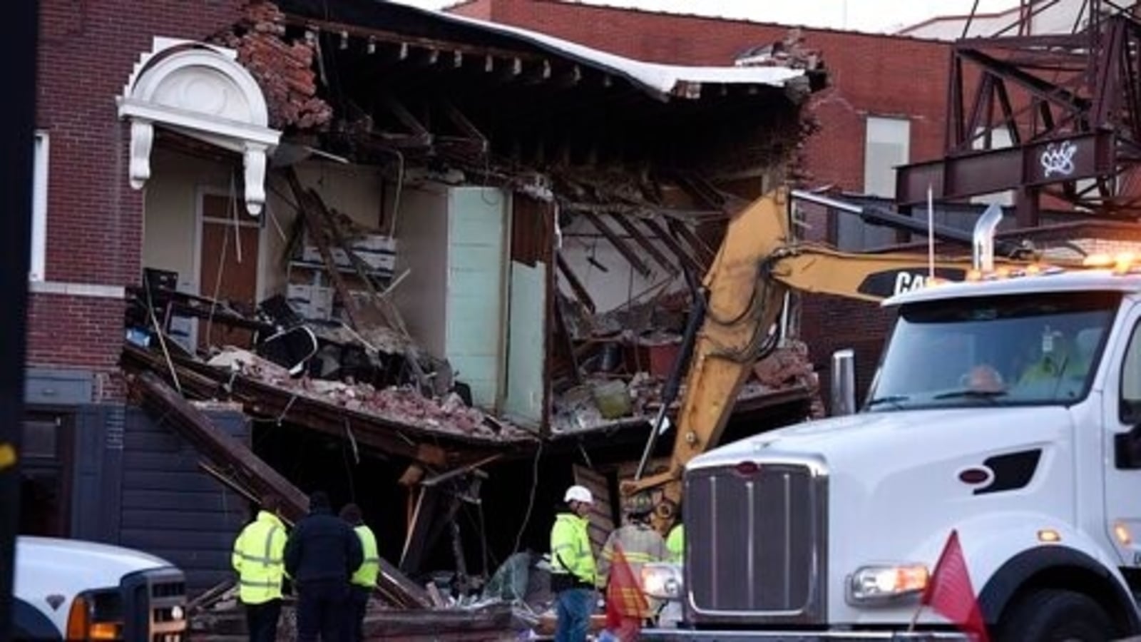 At least 20 trapped after blast causes building collapse in China ...