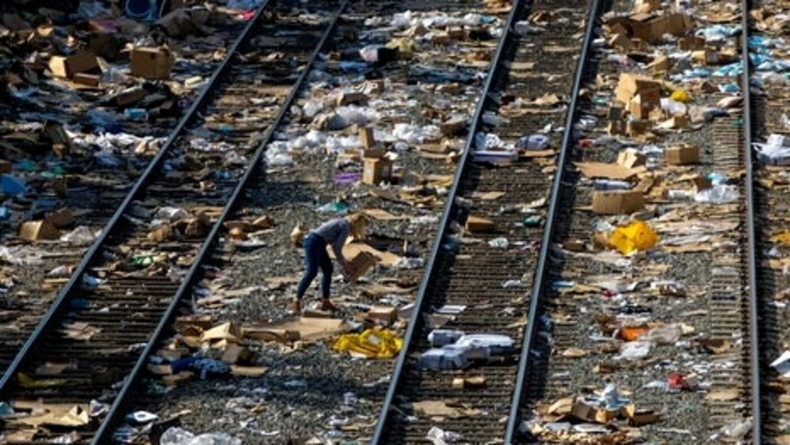 Thieves loot freight trains in Los Angeles with impunity | World News