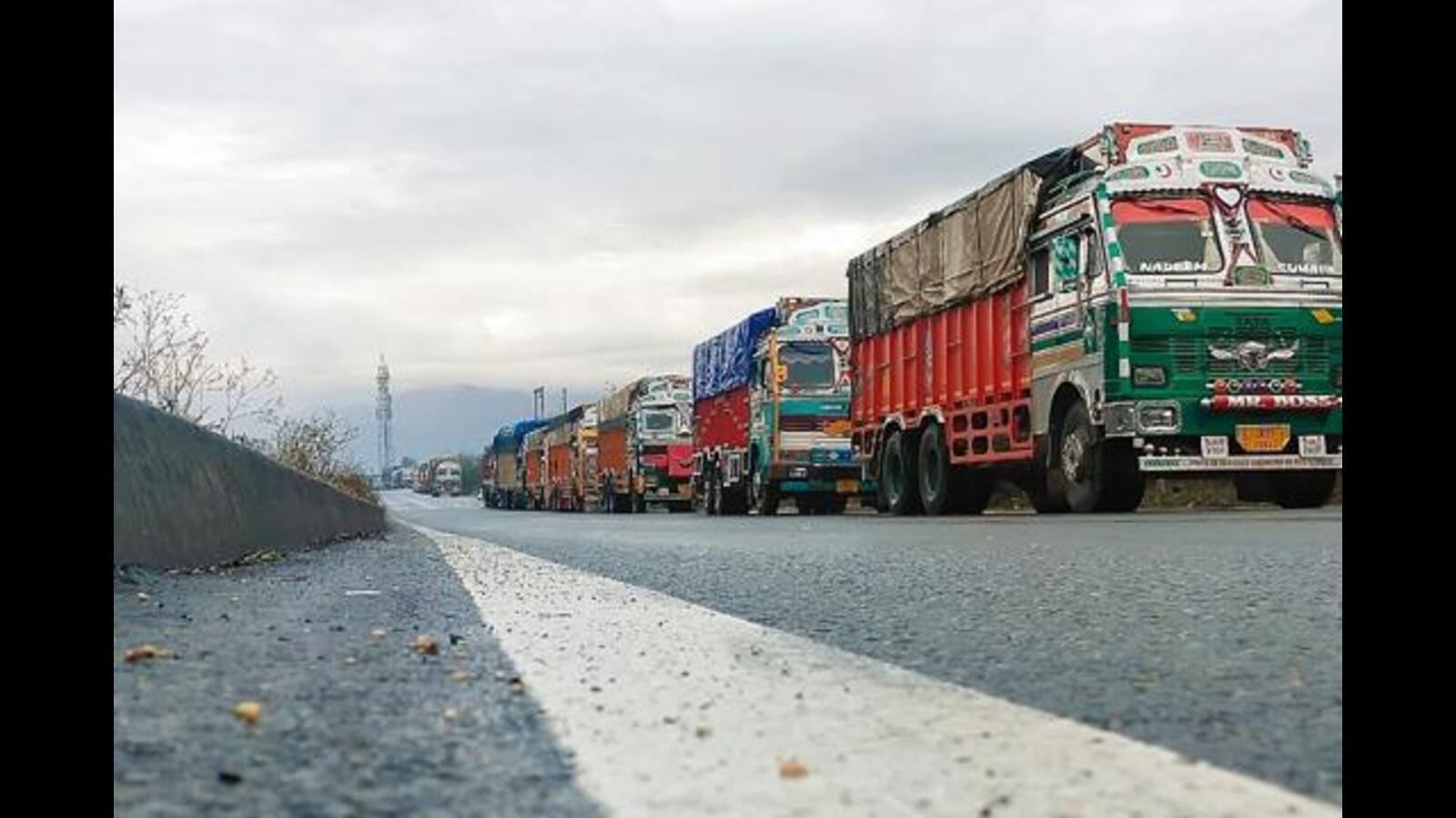 Traffic restored on Jammu-Srinagar highway | Hindustan Times