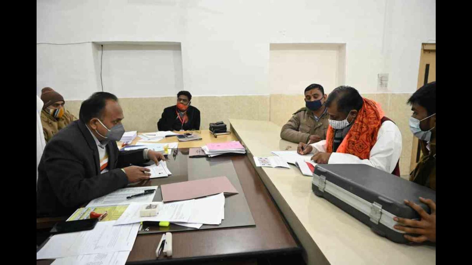 Braj area candidates look for auspicious day to file papers - Hindustan ...