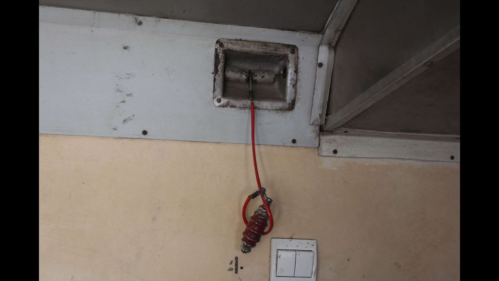 929 chain pulling cases in Pune railway division in 2021 - Hindustan Times