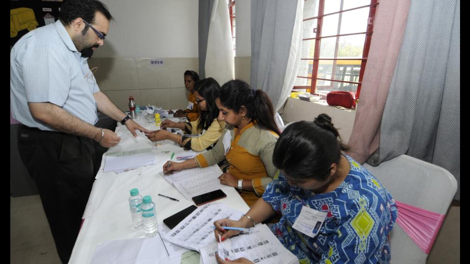 243 ‘model’ polling booths in Noida to woo urban voters | Hindustan Times