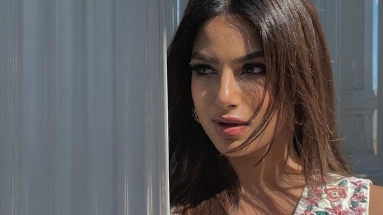 Harnaaz Sandhu is fashion goals to slay fancy brunch in ₹18k floral ...