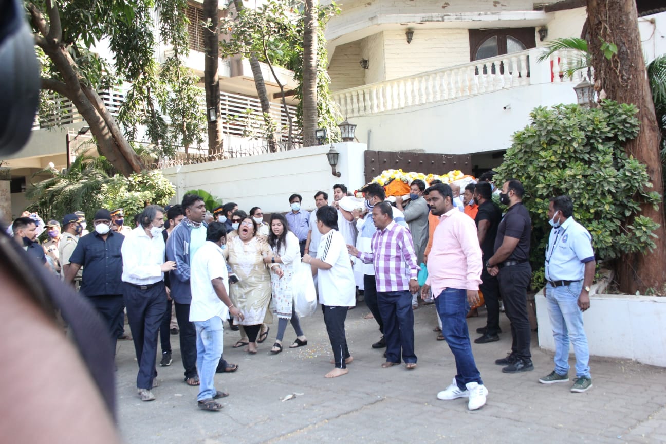 Bappi Lahiri funeral highlights: Vidya Balan, Alka Yagnik pay last ...