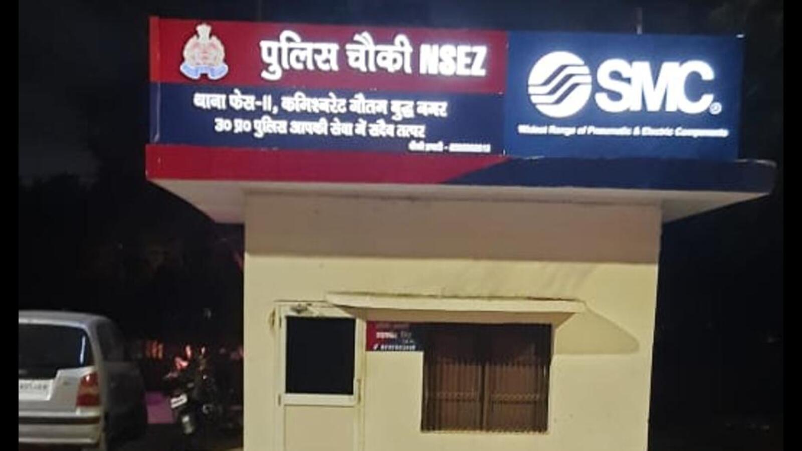 Woman sets self ablaze at police check post in Noida | Hindustan Times