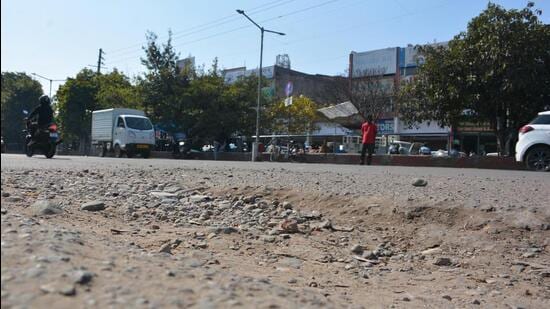 Poor road conditions leave Panchkula residents fuming | Hindustan Times