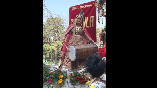 Bride plays the dhol dressed in a lehenga on her wedding. Watch | Trending