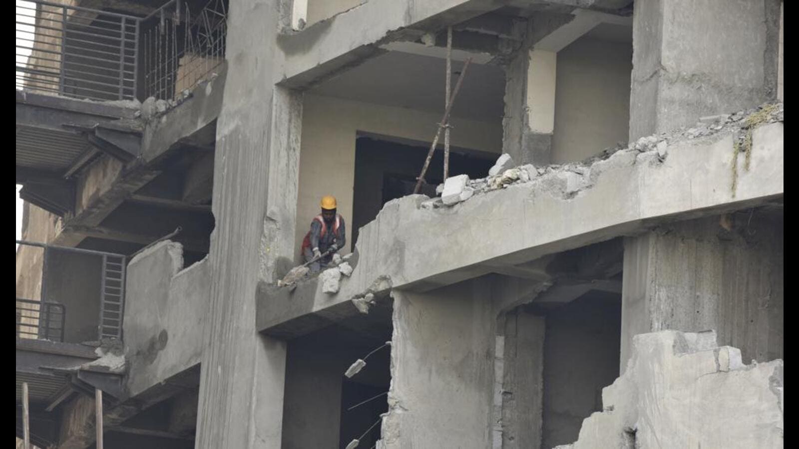 Shock tubes, 7k holes for test blast at Noida twin towers | Hindustan Times