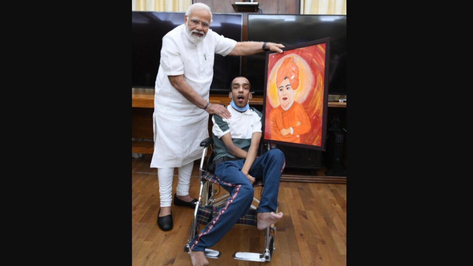 PM Modi meets specially-abled artist who paints with his feet | Trending