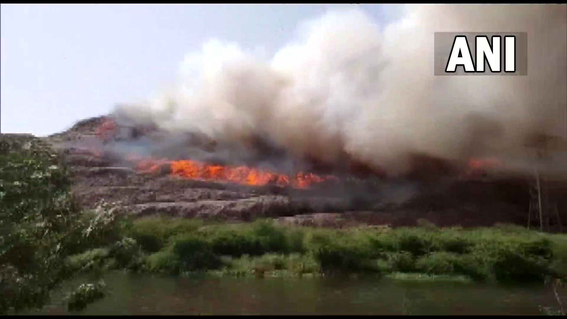 Breaking highlights: Ghazipur landfill fire in Delhi continues to rage ...