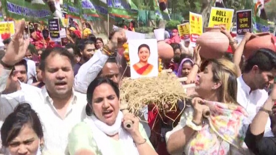 Fuel price hike: Indian Youth Congress members stage protest against ...