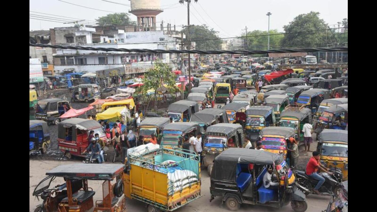 Ban on diesel-run autos, buses in Patna, suburbs kicks in | Hindustan Times
