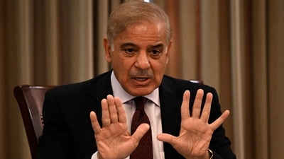 Pak leader defends 'beggars can't be choosers' remark after Imran's ...