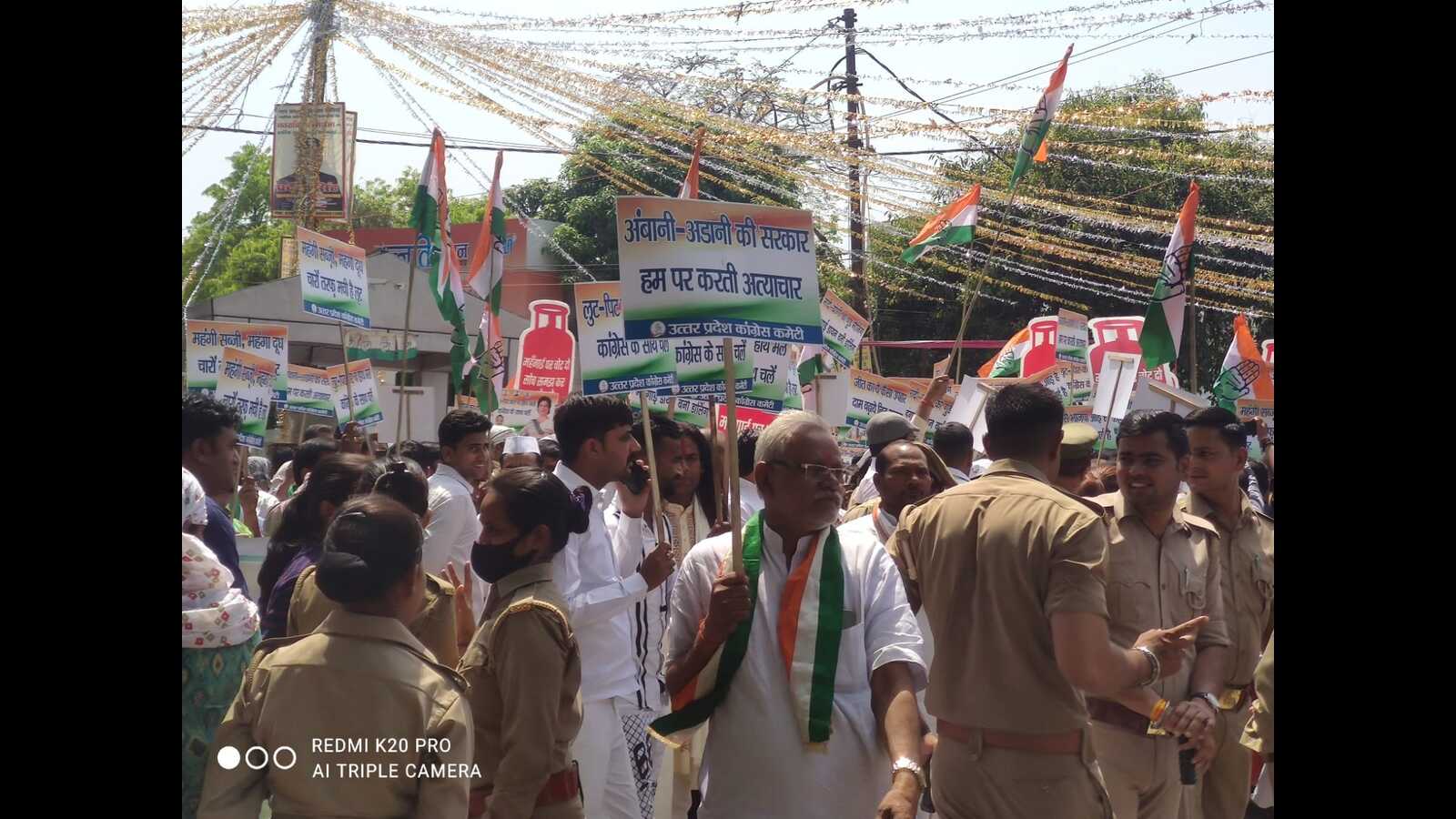 Protest against inflation: Party workers ‘lathi-charged’, claims Cong ...