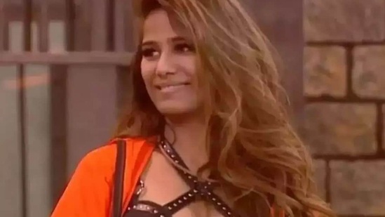 Lock Upp day 40 written update: Poonam Pandey kisses Shivam Sharma, he ...