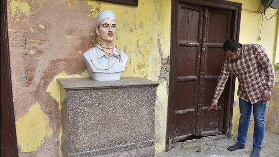 Stray dog damages gate at martyr Sukhdev’s ancestral house | Hindustan ...