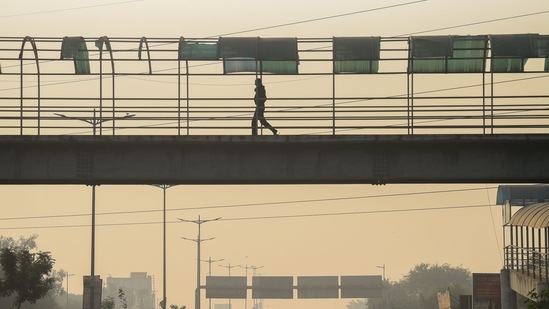 Woman jumps off Delhi’s Akshardham Metro Station, saved | Latest News ...