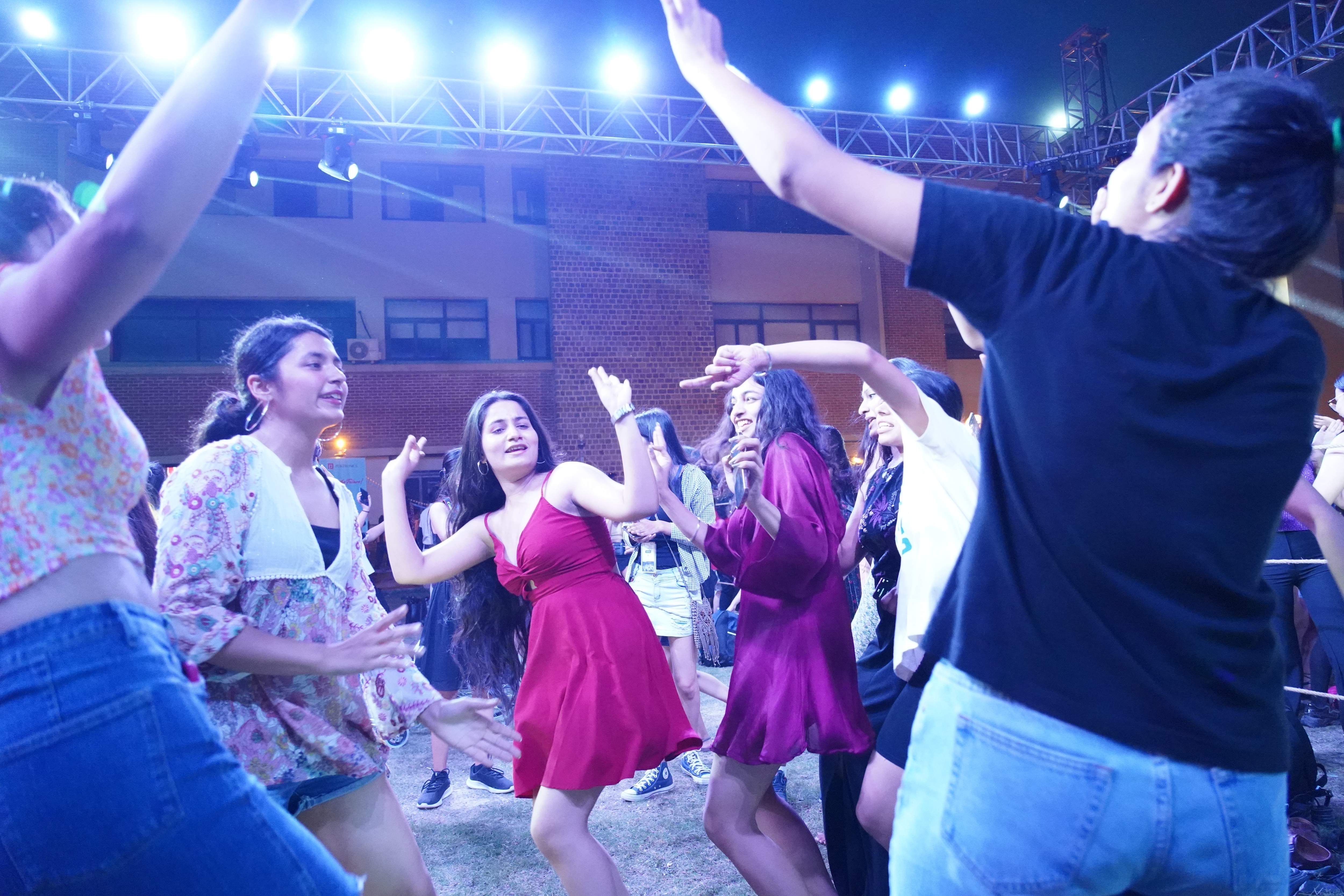DJ wale babu mera gaana chala do, Miranda girls’ cheer | Latest News Delhi