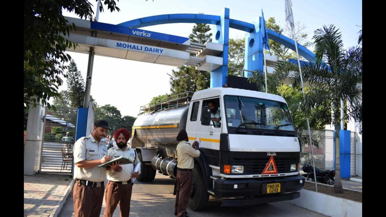 Mohali: Man rams car into parked milk tanker, wife killed | Hindustan Times