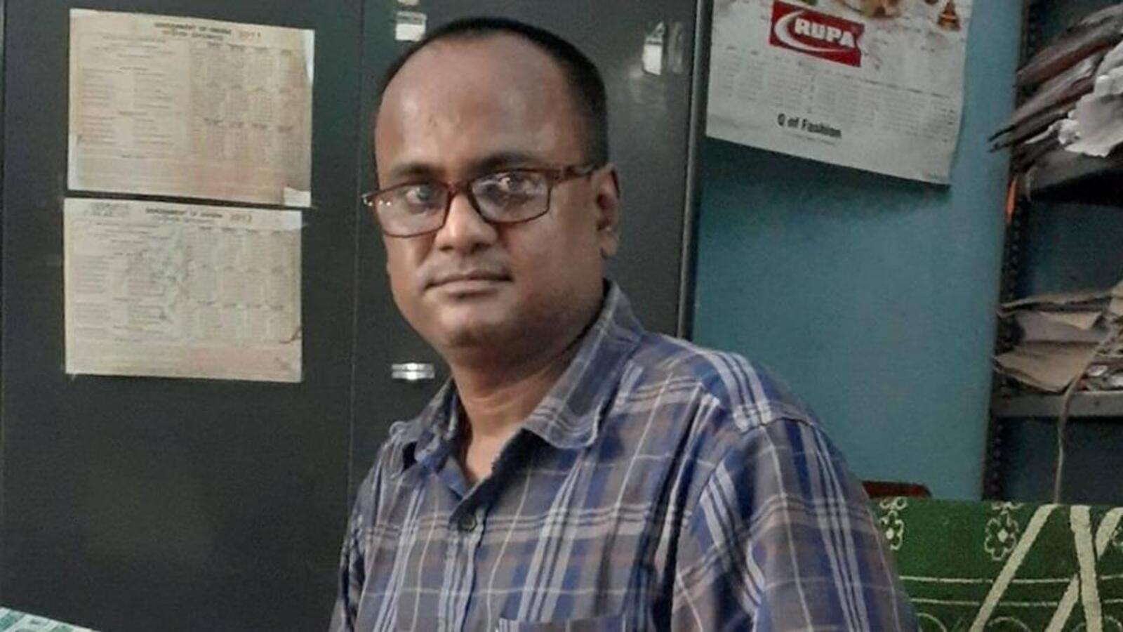 Odisha man finds jewellery bag worth ₹20 lakh lying on road; returns to ...