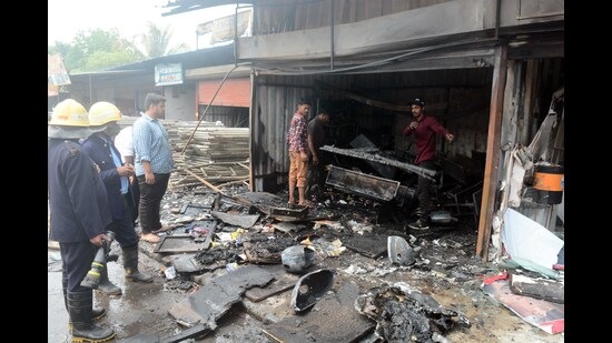 12 shops gutted in fire at Kharadi | Hindustan Times