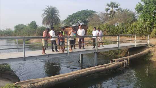 Dahanu hamlet gets iron bridge after using wooden logs to cross canal ...
