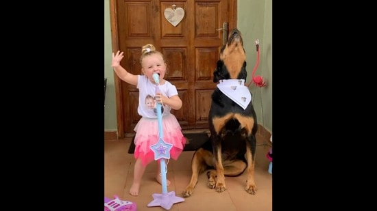 Dog and little girl are 'singing sisters' in concert. Watch to see them ...